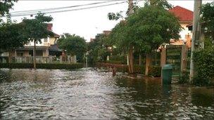 Thailand floods: 'Roads are now rivers' - BBC News