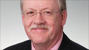 Conservative MEP Roger Helmer delays resignation - BBC News