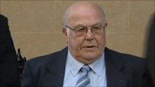 Vincent Tabak trial: Jo Yeates's mother weeps as photo shown - BBC News