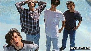 The Stone Roses to reunite for tour - BBC News