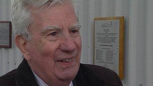 Tribute to 1957 Blackbushe air crash victims - BBC News