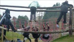 Merrylee Primary nature play zone 'cuts accidents' - BBC News