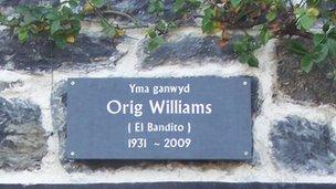 Ysbyty Ifan honours El Bandito's memory with plaque - BBC News