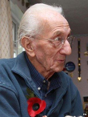 Poppy seller honoured by villagers in Cambridgeshire - BBC News