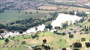 Wicksteed Park unveils plans to restore its main lake - BBC News