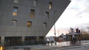 'Super library' in Southwark opens its doors - BBC News