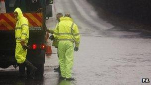 Residents near River Tay to give views on flood defences - BBC News