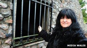 Support for campaign to reopen Taffs Well hot spring - BBC News