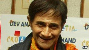 Bollywood legend Dev Anand dies at 88 in London - BBC News