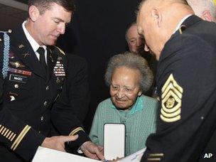 WWII Belgian nurse Augusta Chiwy honoured by US army - BBC News
