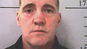 Appeal over on-the-run prisoner Peter Mowat - BBC News