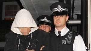 London riots: Metropolitan Police raid 100 homes - BBC News