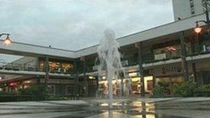 Bracknell market traders angered by 3M building plans - BBC News