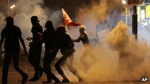 Bahrain protests: Police use tear gas to break up march - BBC News