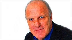 Tributes to Kent comedian and pantomime star Dave Lee - BBC News