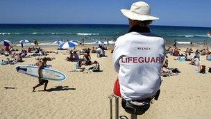 How do Australians respond to shark attacks? - BBC News