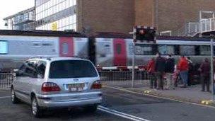Paignton railway level crossing closure angers traders - BBC News