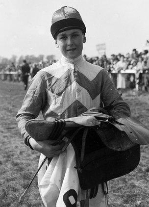 Grand National trainer Josh Gifford dies aged 70 - BBC Sport