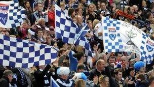 Fan offers to fix Ross County footballers' 'Vengabus' - BBC News