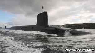 Fog delays HMS Vengeance sailing up River Tamar - BBC News