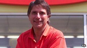 Iceland founder Malcolm Walker leads £1.55bn buy-out - BBC News