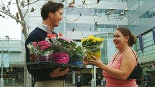 Berkshire to host UK's first 'happiness weekend' - BBC News