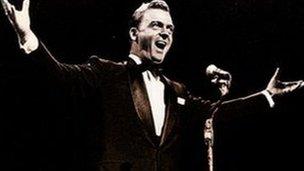 Statue in Hull for 1950s singing star David Whitfield - BBC News