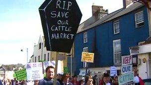 Cowbridge protest over plans to close cattle market - BBC News