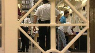Leeds Prison set to introduce payment by results model - BBC News