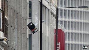 Man arrested after Tottenham Court Road 'bomb threat' - BBC News