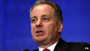 Lord McConnell to take phone hacking legal action - BBC News