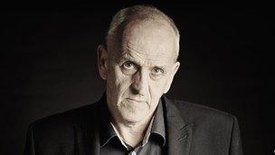 Artist uses Botox to help engrave Queen portrait on pinhead - BBC News