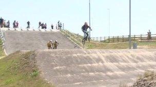 Mass cycle ride opens Cyclopark near Gravesend - BBC News