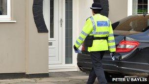 Met Police offer all crime victims home visits - BBC News