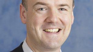 Investment choices for pension savings explained - BBC News