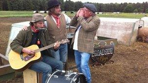 Suffolk pig farmer provides live music for animals - BBC News