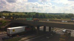 M1 in Bedfordshire reopens after bridge removed - BBC News