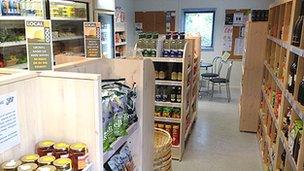 Alfrick and Lulsley villagers raise £65,000 for shop - BBC News