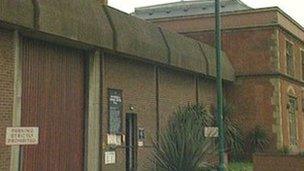 Hull Prison remains overcrowded, report finds - BBC News