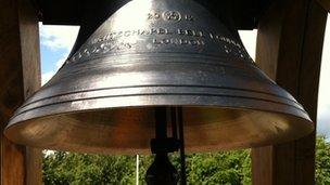 Oxfordshire's memorial bell is unveiled - BBC News