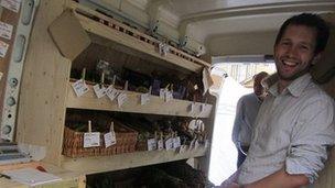 Oxford's mobile local food co-operative opens - BBC News