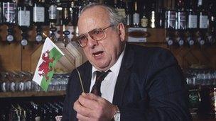 Inspector Morse actor James Grout dies at 84 - BBC News