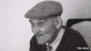 New play recalls Uist's 'silent weaver' Angus MacPhee - BBC News