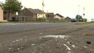 Police attacked during disturbances in Londonderry - BBC News