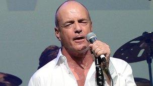 Peter Cox records song to help fund Sophie Roberts' cancer op - BBC News