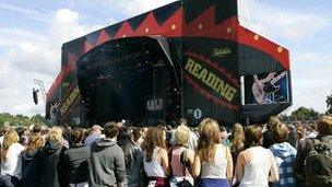 Main road to Reading Festival to 'reopen in time' - BBC News