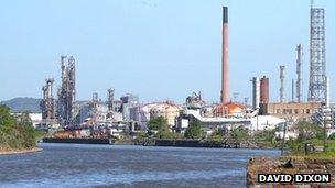 Manchester Ship Canal reopens after Stanlow oil spill - BBC News