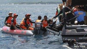 Philippine minister's body recovered from plane crash - BBC News