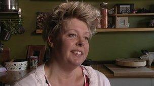 Dawn Raynor's Lake District kayak challenge for respite centre - BBC News