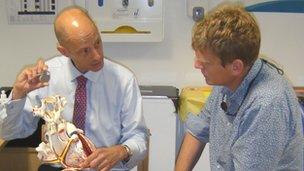 Can electricity from the human body replace batteries? - BBC News